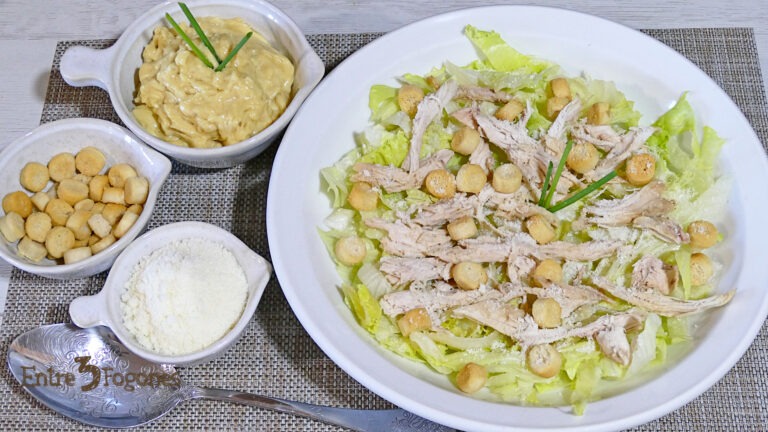 Ensalada César con Pollo y Salsa Casera