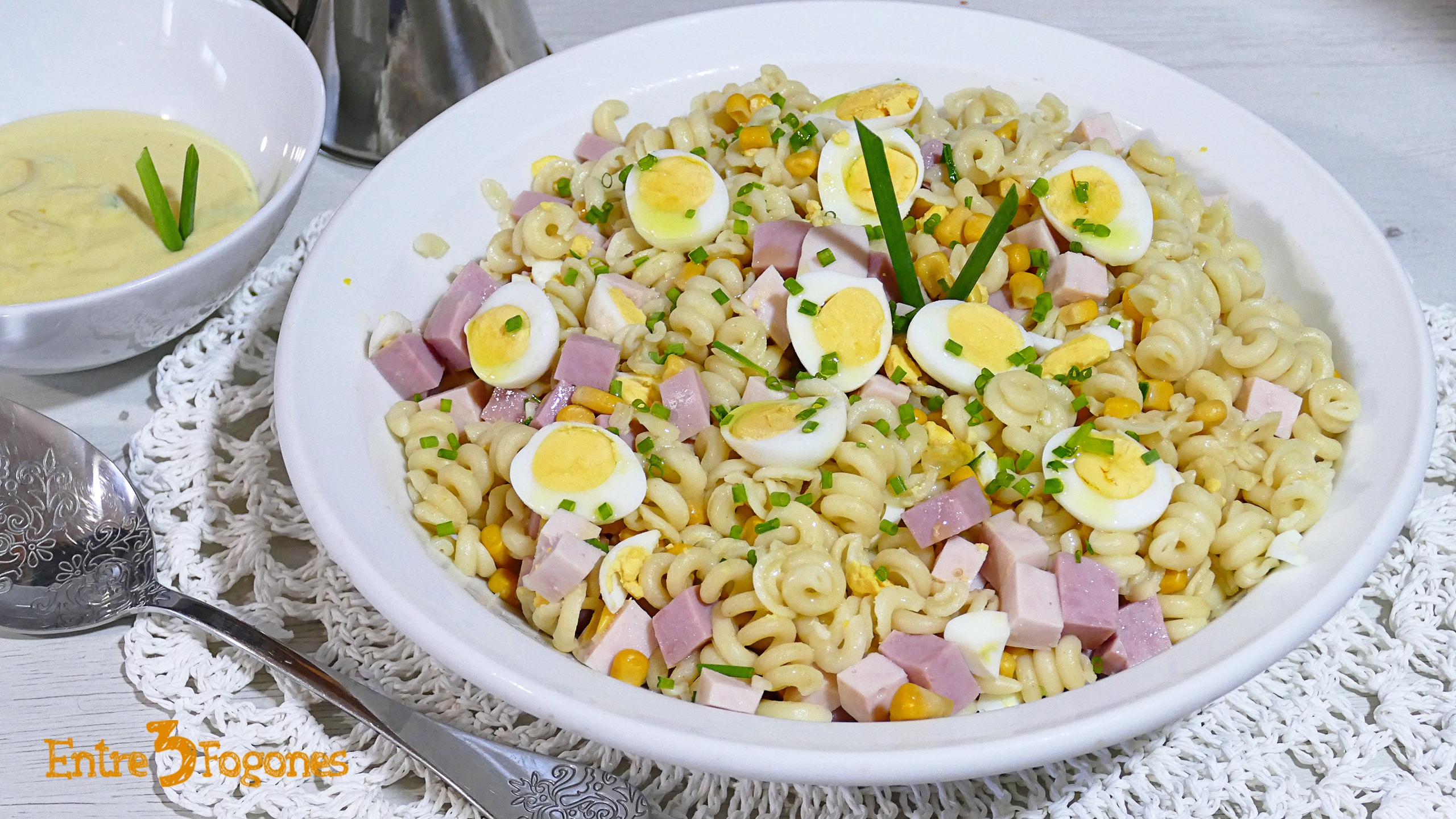Ensalada de Pasta con Pavo y Huevos de Codorniz