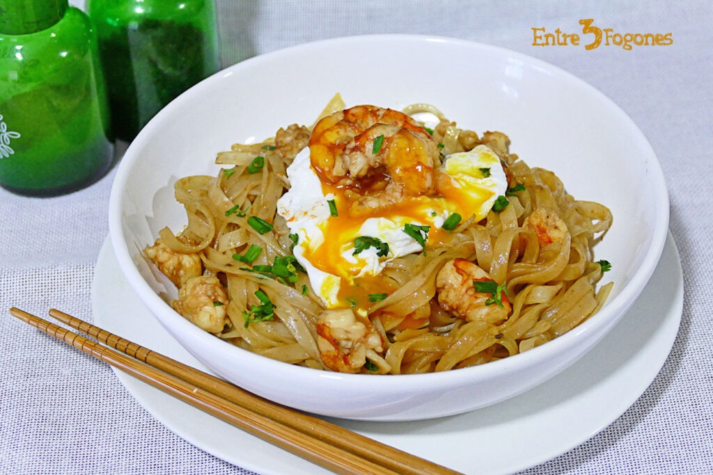 Tallarines de Arroz con Gambas y Huevo