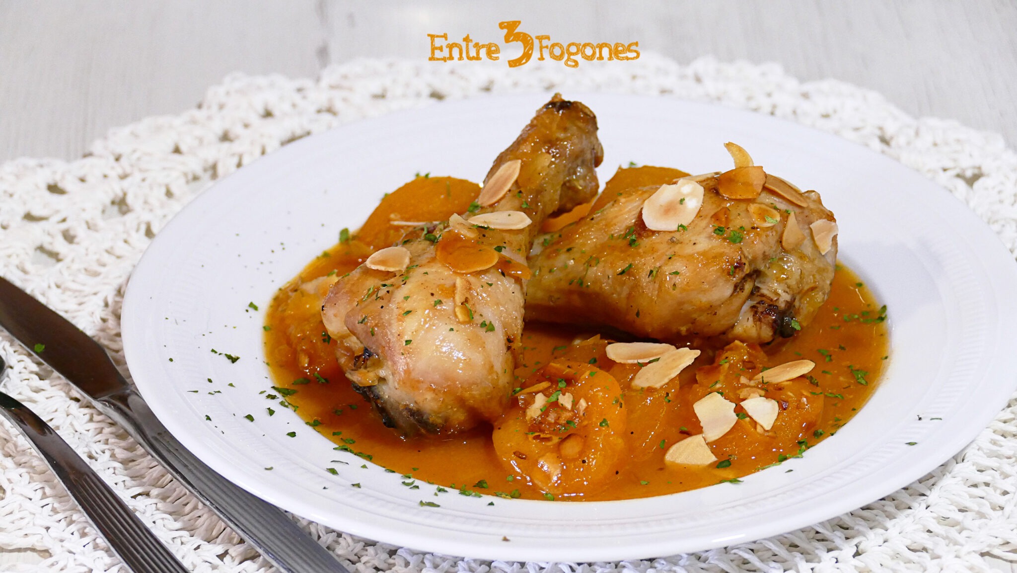 Jamoncitos de Pollo en Salsa de Mostaza con Albaricoques y Almendra