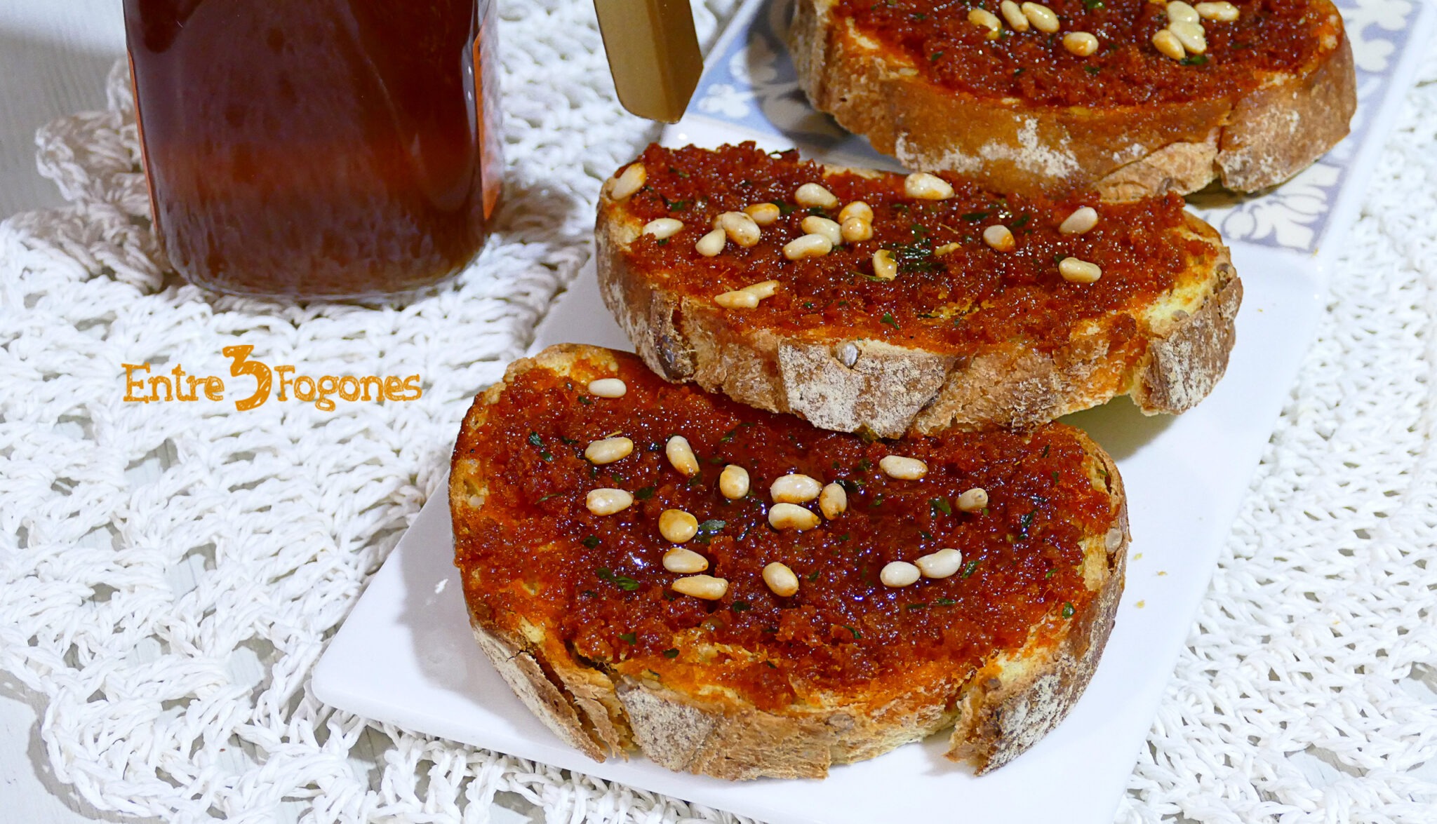 Tostas de Sobrasada Mallorquina con Miel y Piñones