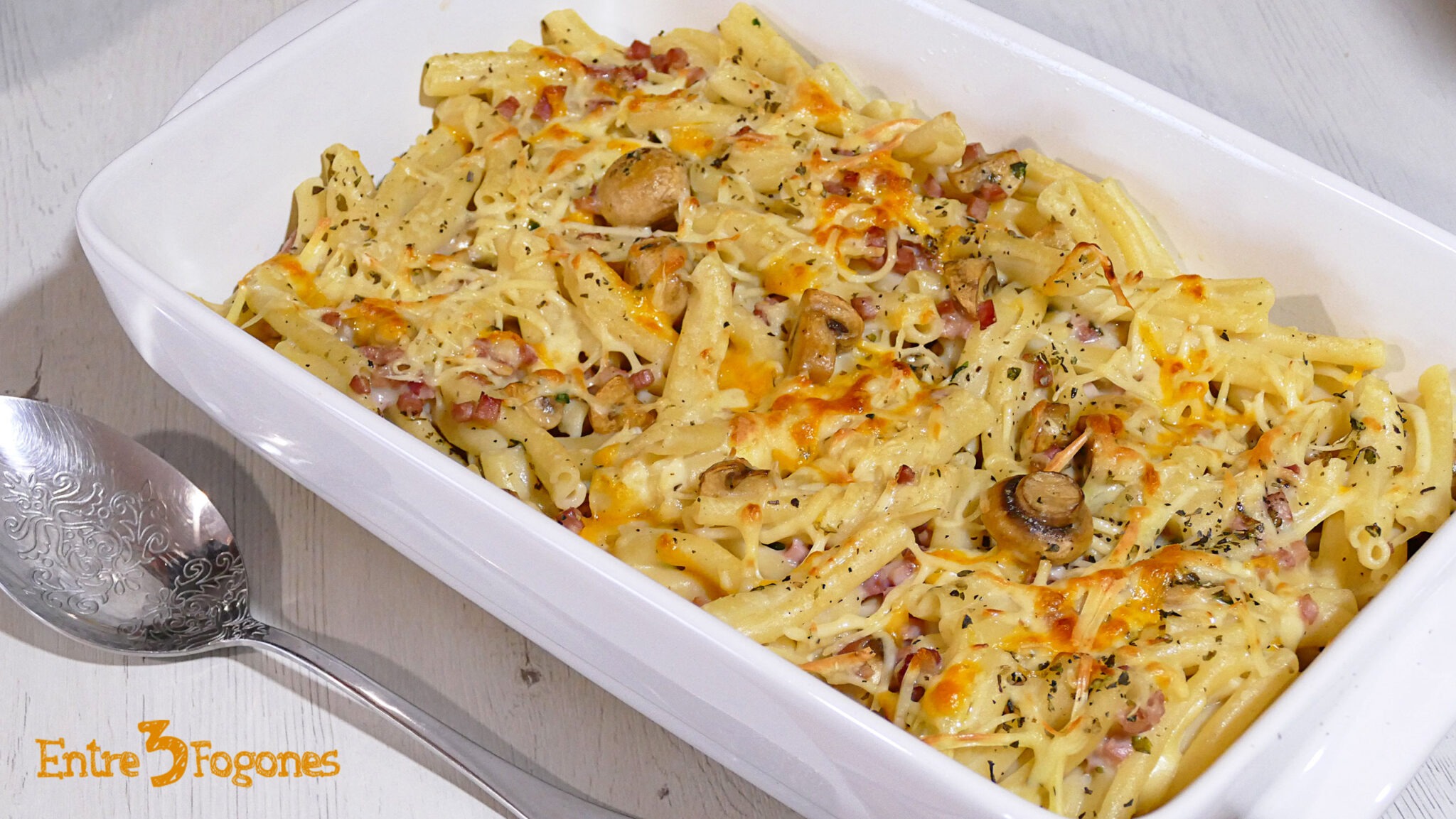 Pasta con Champiñones y Bechamel Gratinada con Queso