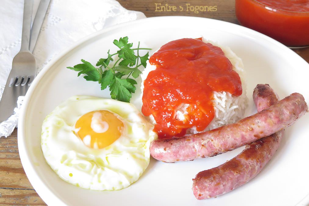 Arroz a la Cubana con Salsa de Tomate y Salchichas Frescas